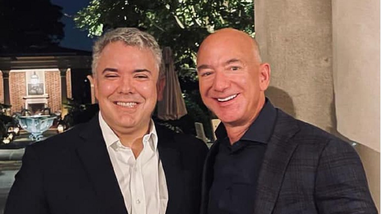 Jeff Bezos está en Colombia, ¿qué hace en el país?