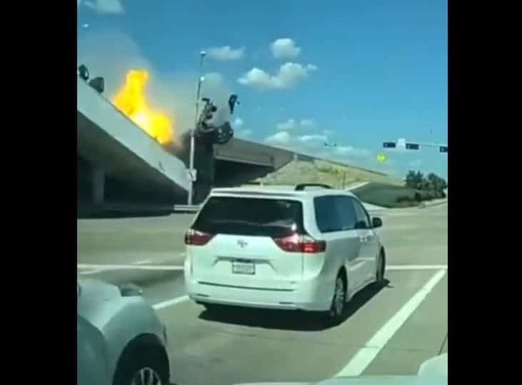 Impactante video: camión cayó desde puente vehicular y estalló en ...