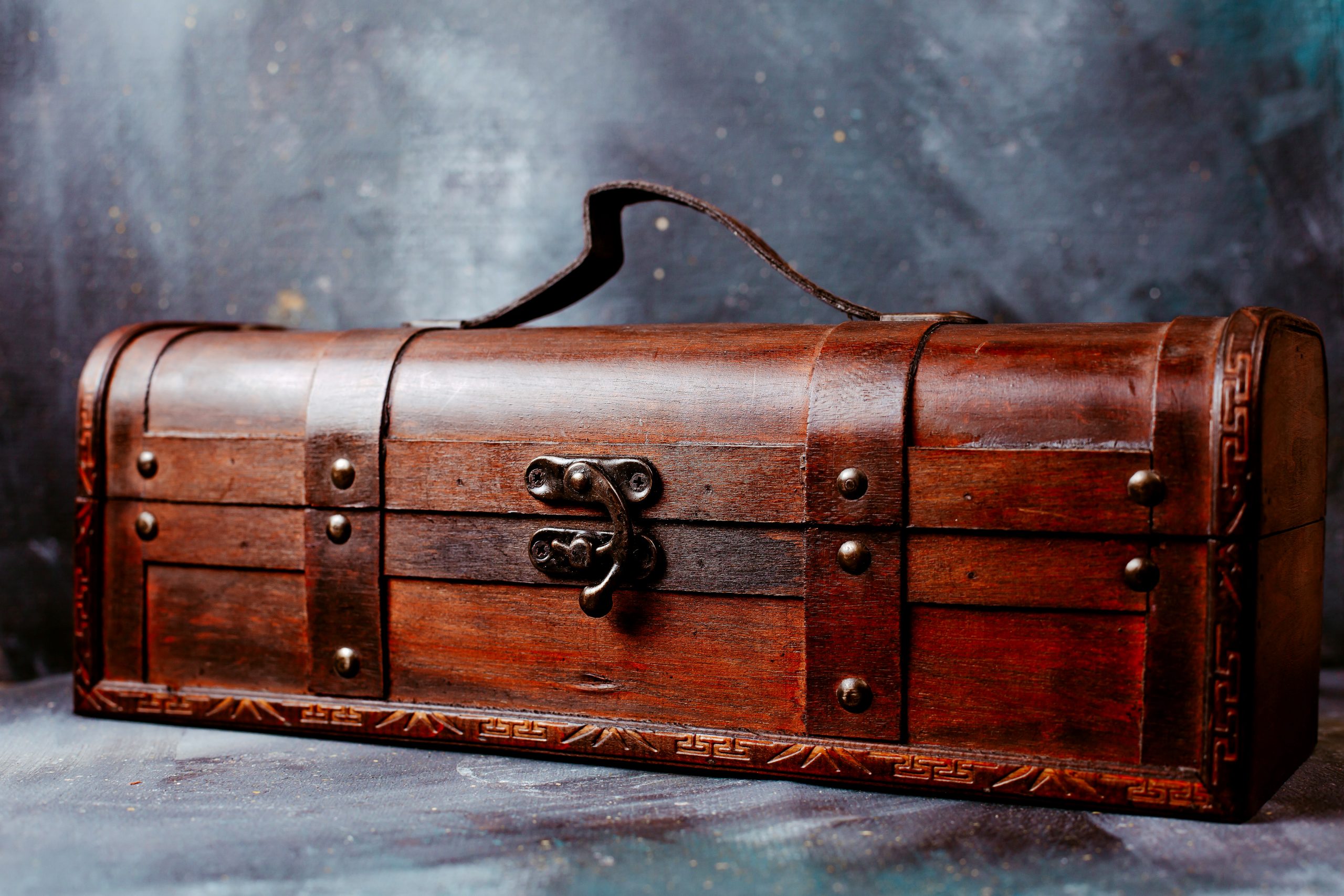 Francia: Hallan el cuerpo de una niña en el interior de un baúl