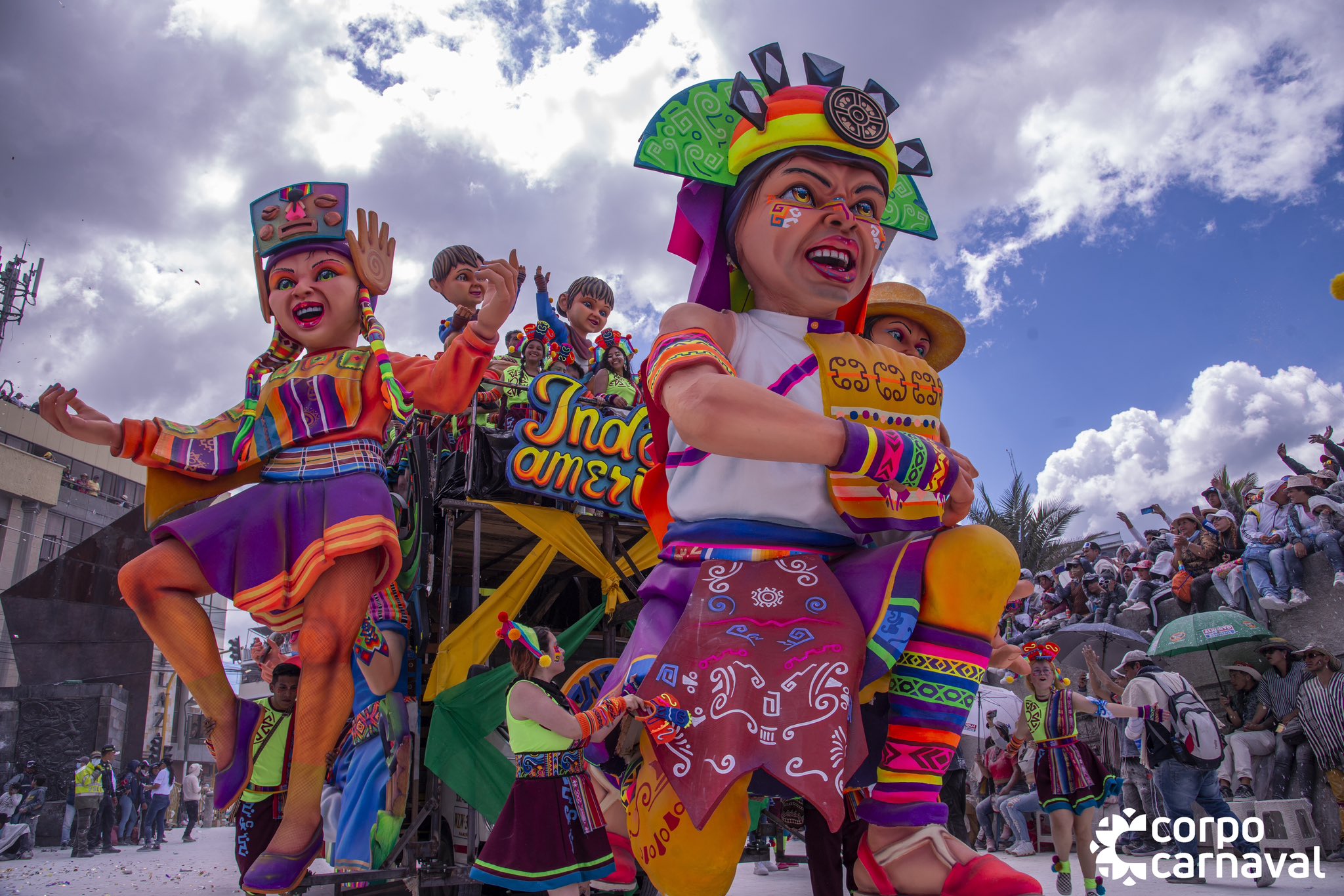 Video: las carrozas del Carnaval de Negros y Blancos se volvieron ...